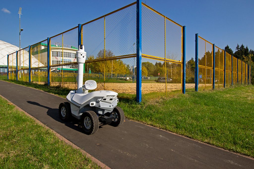 Security robots to detect intrusion into theme and amusement parks at night